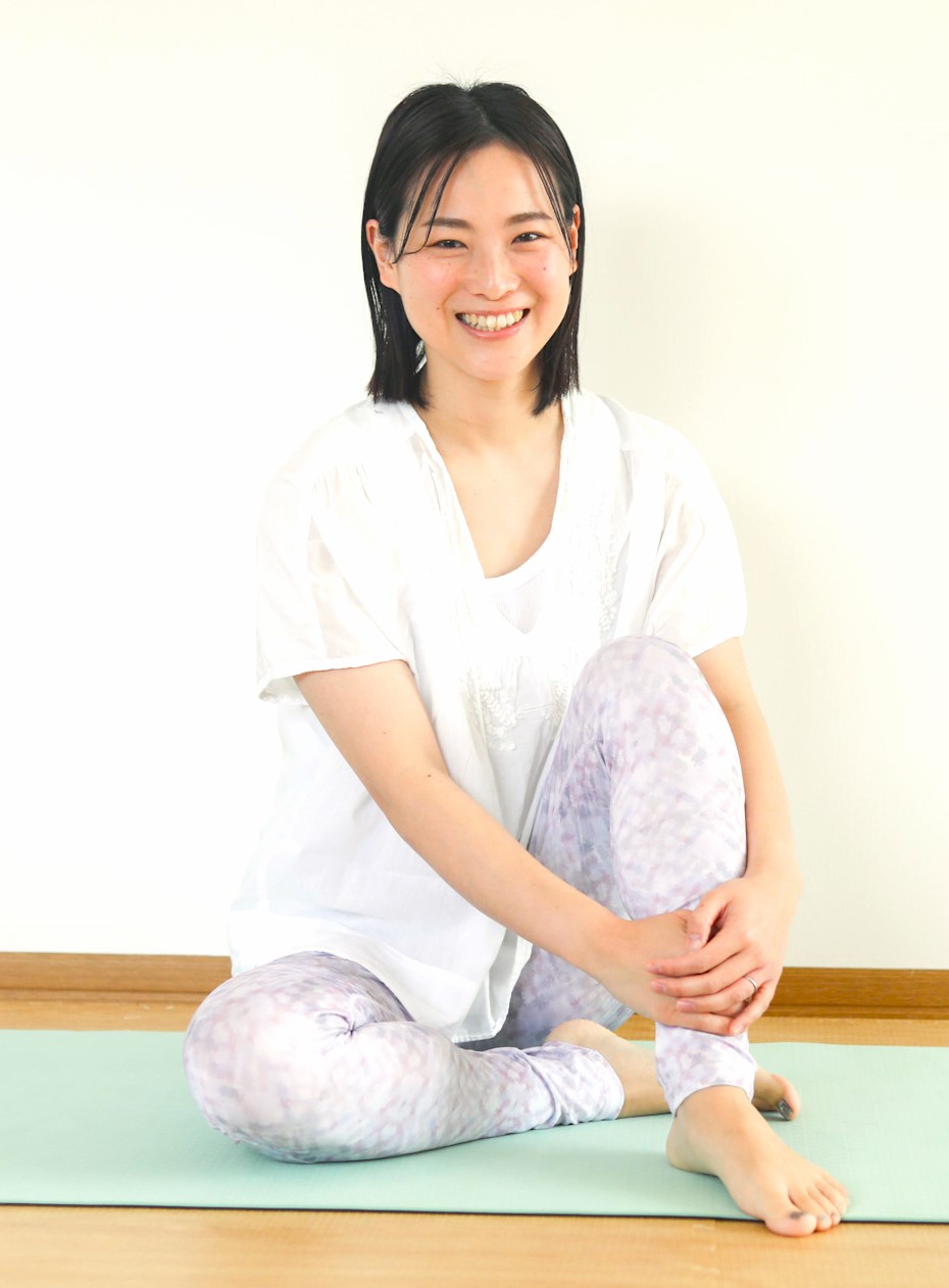 隙間時間でできる肩こり解消ストレッチ＆ヨガをそれぞれ2つご紹介！| Mama Yell